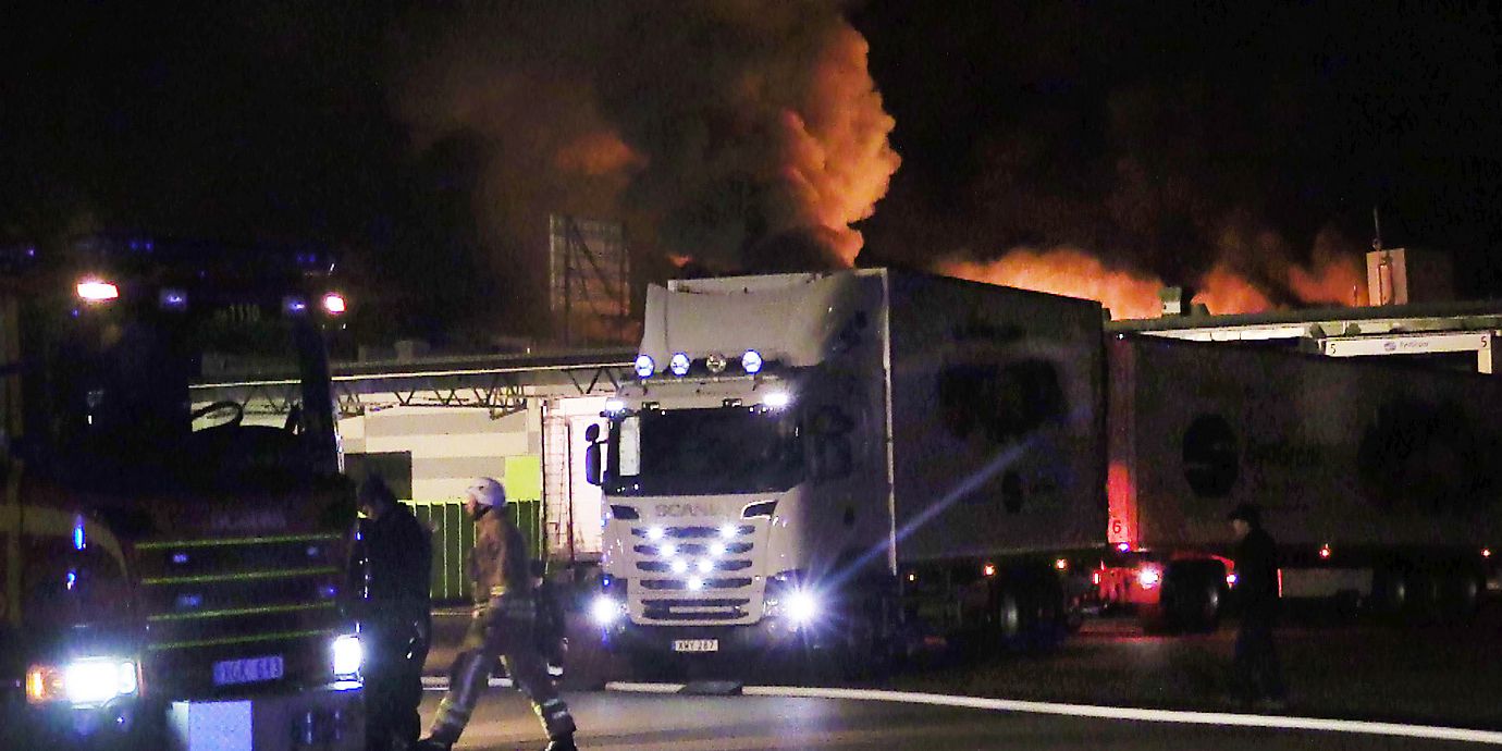 40-tal boende evakuerade – branden kan vara anlagd