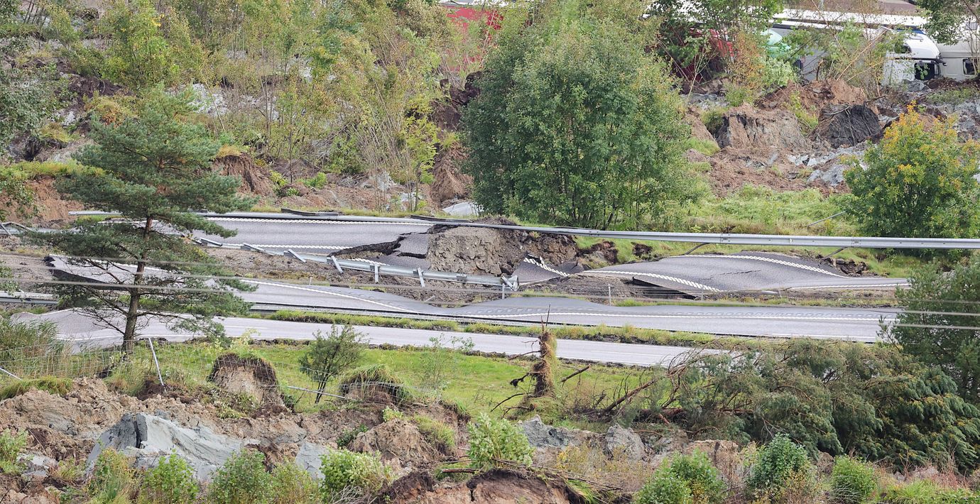 Bildextra: Kaos efter skredet – stor spricka i landskapet