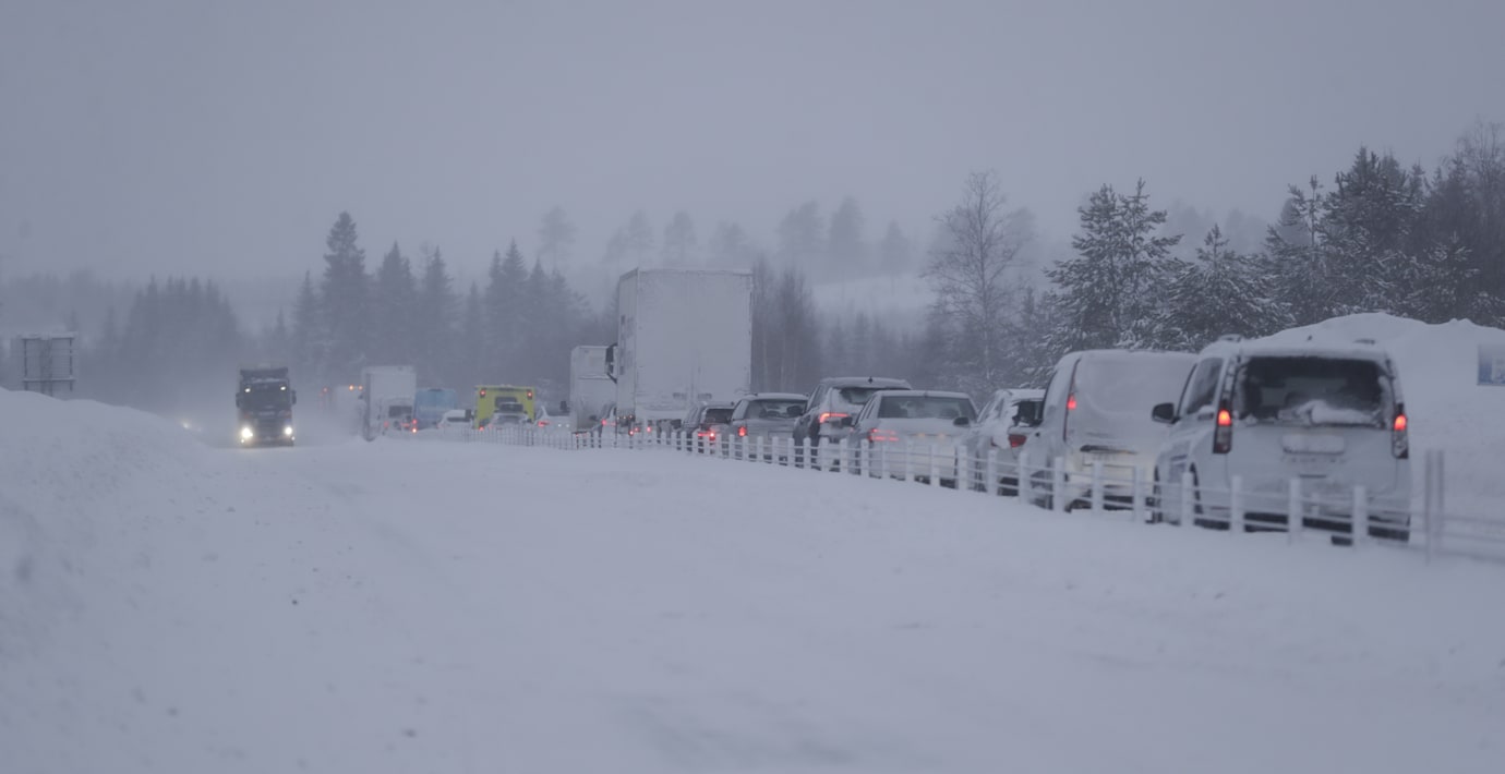 Lastbilar i krock söder om Skellefteå – E4 avstängd