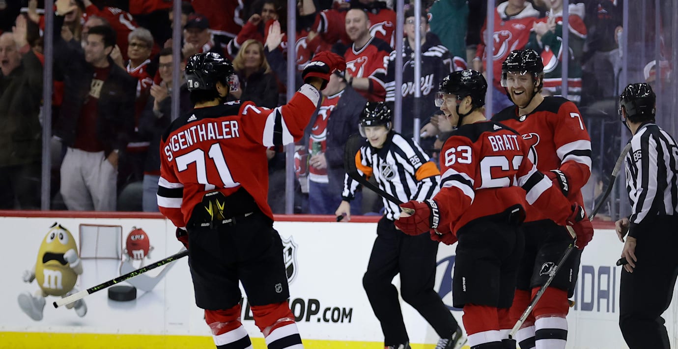 Dubbel för Bratt i natt: Två mål i hett toppmöte