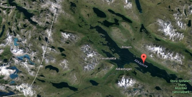 Postplan har störtat i fjällen – två personer ombord