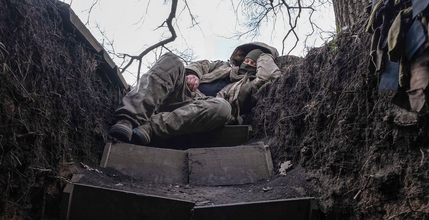 Allt fler ukrainska soldater deserterar: ”Sover i en skyttegrav och ...