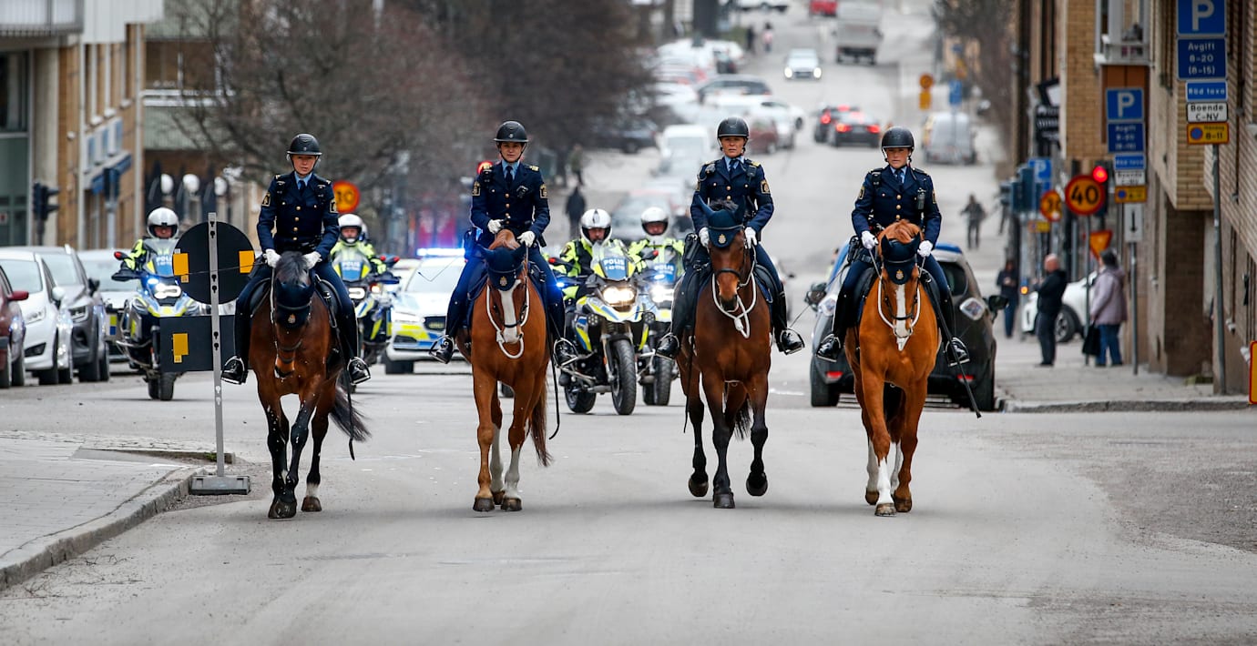 Stor procession vid Mats Löfvings polisbegravning