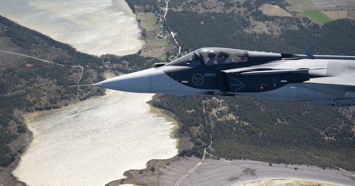 Saab får två miljardorder från försvaret på Gripen