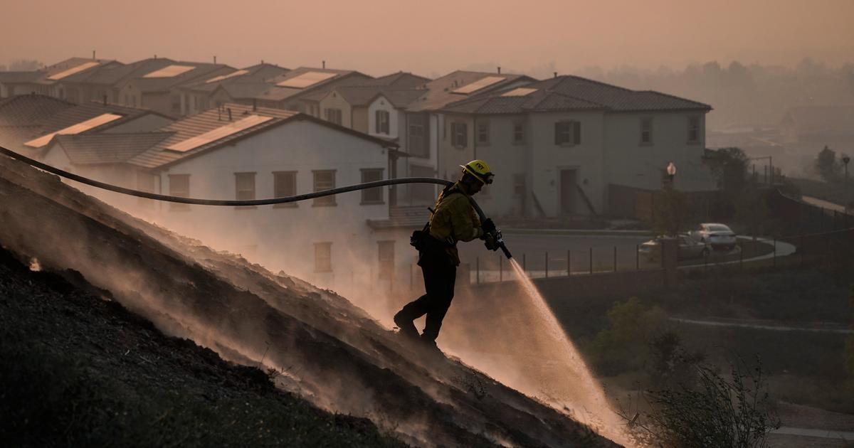 Tiotusentals evakueras från bränder i Los Angeles Tiotusentals evakueras från bränder i Los Angeles