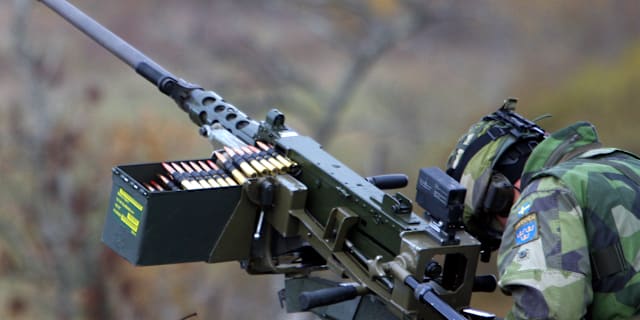 Sverige skickar kulsprutor och pansarskott till Ukraina