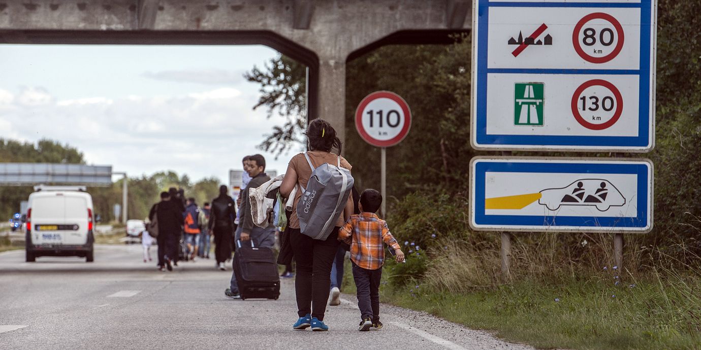 Dansk polis: Olagligt hjälpa flyktingarna ta sig fram