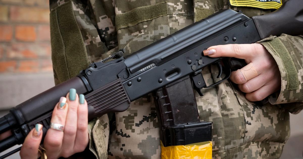 Polisen varnar: Svenska gäng kan få vapen från kriget Polisen varnar: Svenska gäng kan få vapen från kriget