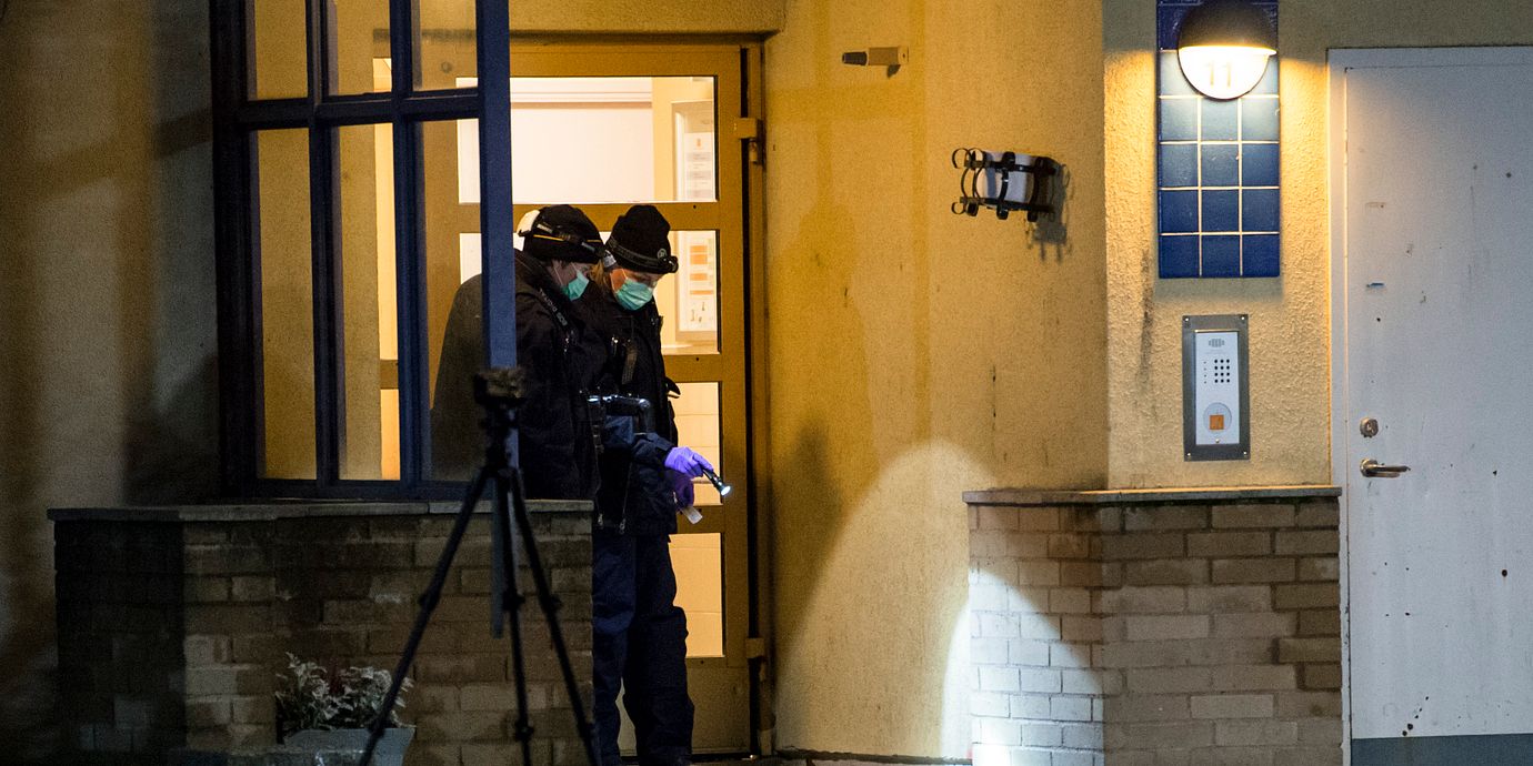 Polisen knackar dörr efter skott i Norsborg