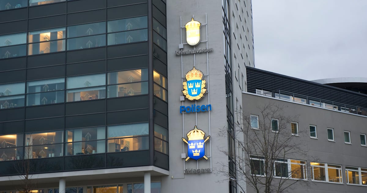 Bilrånare kraschade vid polishuset i Uppsala