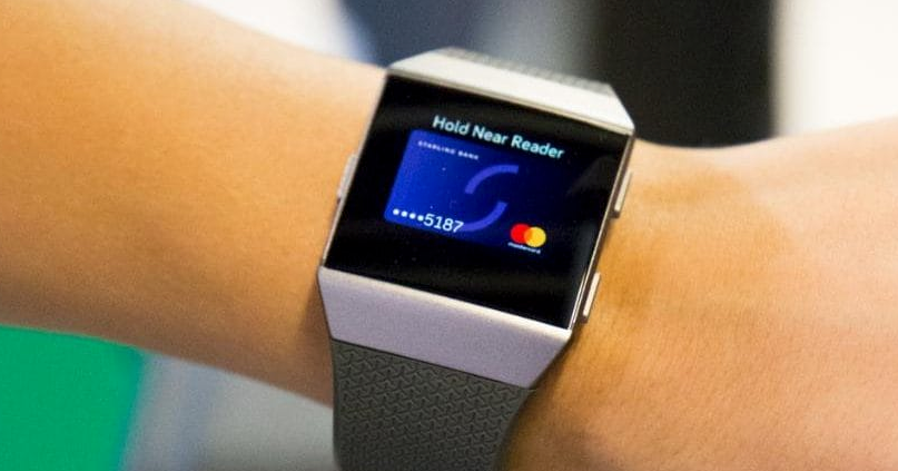 SEB och Eurocard får stöd för Fitbit Pay i Sverige